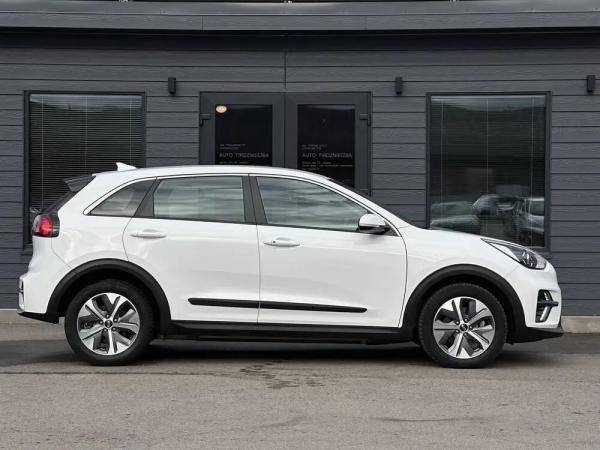 White Kia Niro 2021 in Jelgava, with an engine capacity of 0.10 L and mileage of 19 thousand km for 19950 €, photo 5 on AUTOMOTO.COM.LV