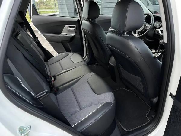 White Kia Niro 2021 in Jelgava, with an engine capacity of 0.10 L and mileage of 19 thousand km for 19950 €, photo 7 on AUTOMOTO.COM.LV