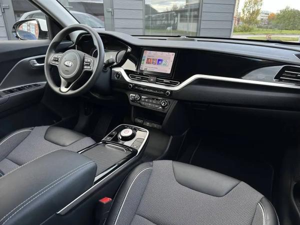 White Kia Niro 2021 in Jelgava, with an engine capacity of 0.10 L and mileage of 19 thousand km for 19950 €, photo 9 on AUTOMOTO.COM.LV