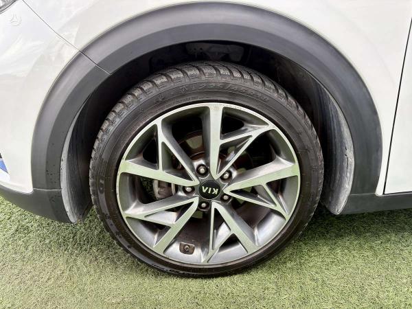 White Kia Niro 2021 in Panevezys, with an engine capacity of 1.59 L and mileage of 202 thousand km for 11700 €, photo 8 on AUTOMOTO.COM.LV