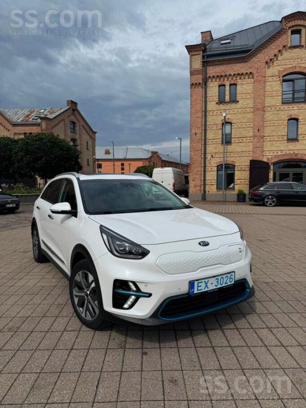 White Kia Niro 2021 in Riga, with an engine capacity of 0.00 L and mileage of 82 thousand km for 20500 €, photo 1 on AUTOMOTO.COM.LV