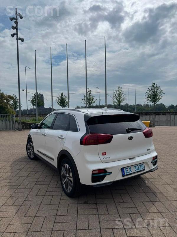 White Kia Niro 2021 in Riga, with an engine capacity of 0.00 L and mileage of 82 thousand km for 20500 €, photo 2 on AUTOMOTO.COM.LV