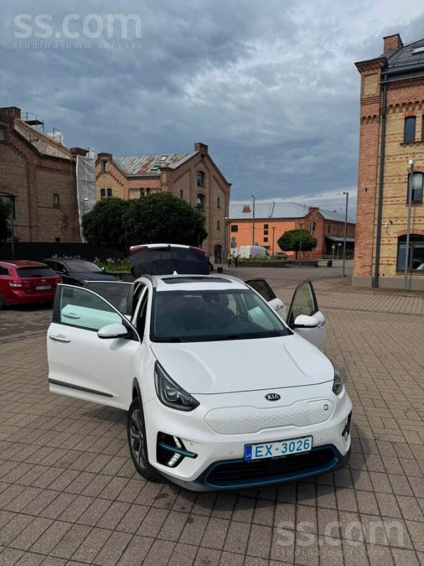 White Kia Niro 2021 in Riga, with an engine capacity of 0.00 L and mileage of 82 thousand km for 20500 €, photo 3 on AUTOMOTO.COM.LV