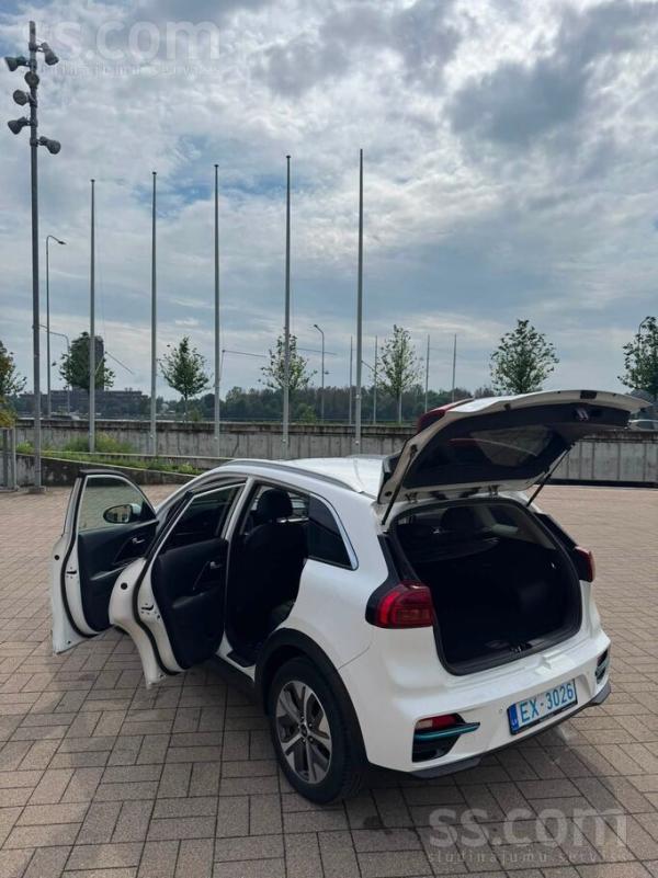 White Kia Niro 2021 in Riga, with an engine capacity of 0.00 L and mileage of 82 thousand km for 20500 €, photo 4 on AUTOMOTO.COM.LV