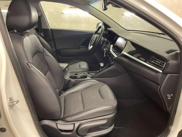 White Kia Niro 2021 in Marijampole, with an engine capacity of 1.58 L and mileage of 162 thousand km for 15004 €, photo 10 on AUTOMOTO.COM.LV