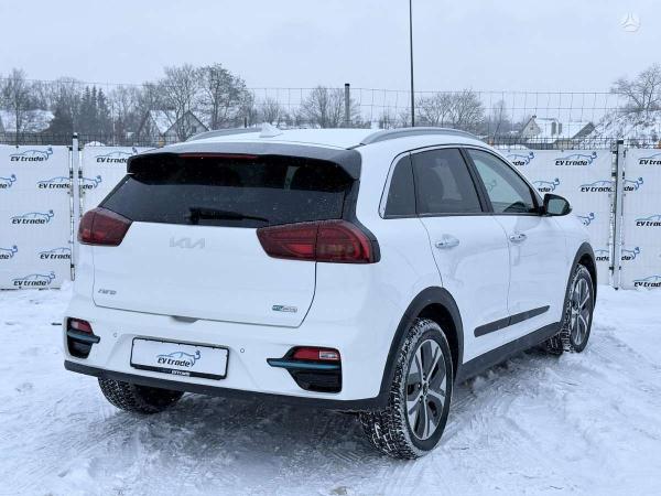 White Kia Niro 2022 in Vilnius, with an engine capacity of 0.00 L and mileage of 68 thousand km for 22400 €, photo 2 on AUTOMOTO.COM.LV