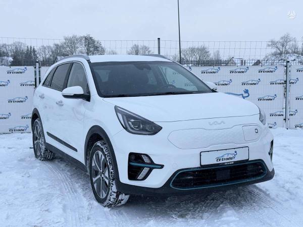 White Kia Niro 2022 in Vilnius, with an engine capacity of 0.00 L and mileage of 68 thousand km for 22400 €, photo 3 on AUTOMOTO.COM.LV