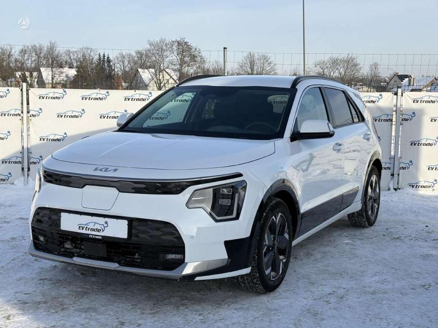 White Kia Niro 2022 in Vilnius, with an engine capacity of 0.00 L and mileage of 99 thousand km for 23900 €, photo 1 on AUTOMOTO.COM.LV
