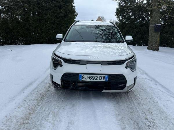 White Kia Niro 2022 in Kaunas, with an engine capacity of 0.00 L and mileage of 42 thousand km for 16900 €, photo 2 on AUTOMOTO.COM.LV