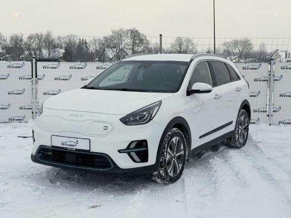 White Kia Niro 2022 in Vilnius, with an engine capacity of 0.00 L and mileage of 68 thousand km for 22400 €, photo 1 on AUTOMOTO.COM.LV