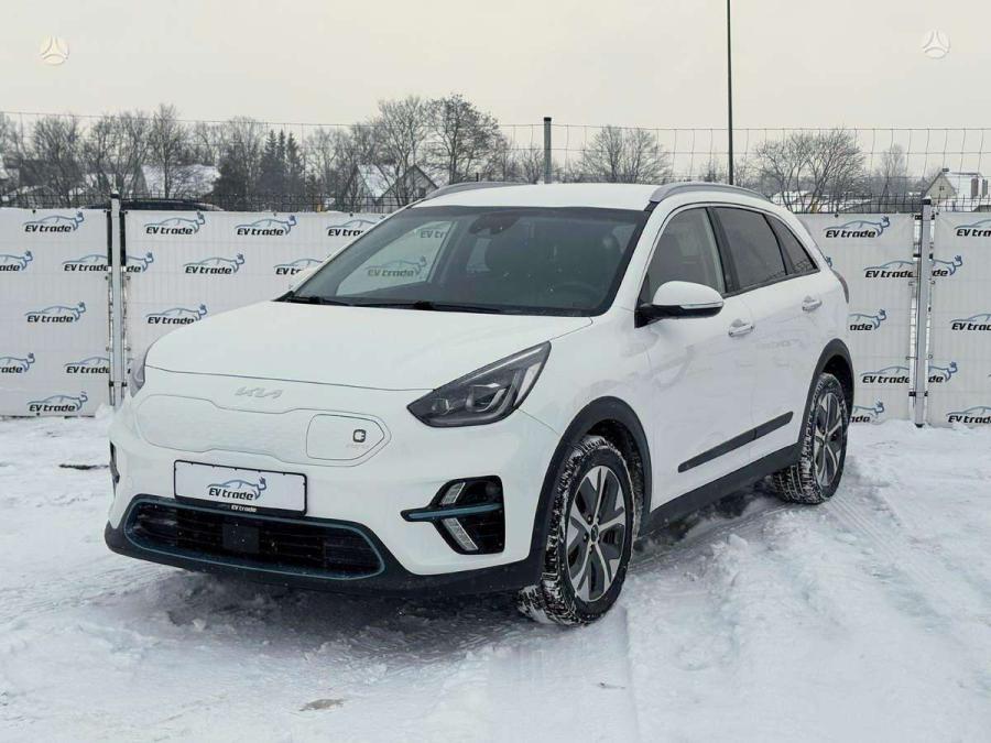 White Kia Niro 2022 in Vilnius, with an engine capacity of 0.00 L and mileage of 68 thousand km for 22400 €, photo 1 on AUTOMOTO.COM.LV