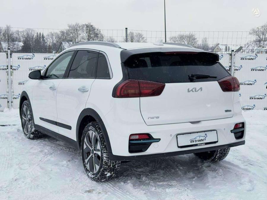 White Kia Niro 2022 in Vilnius, with an engine capacity of 0.00 L and mileage of 68 thousand km for 22400 €, photo 4 on AUTOMOTO.COM.LV