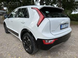 Balts Kia Niro 2022 Rīga, ar dzinēja tilpumu 1.60 L un nobraukumu 42 tūkst. km par 26490 €, foto 4 vietnē AUTOMOTO.COM.LV