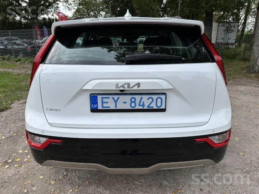 Balts Kia Niro 2022 Rīga, ar dzinēja tilpumu 1.60 L un nobraukumu 42 tūkst. km par 26490 €, foto 5 vietnē AUTOMOTO.COM.LV