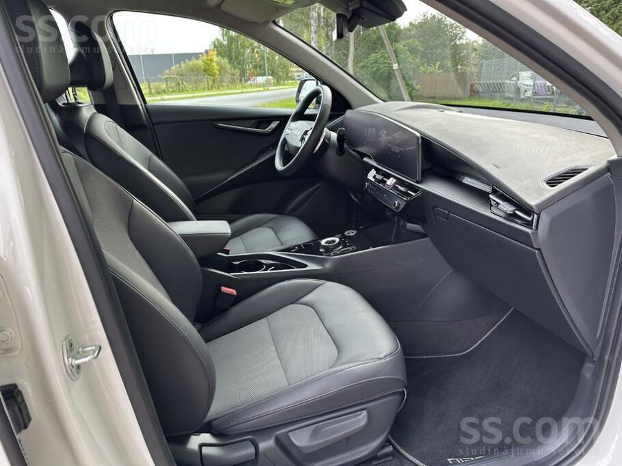Balts Kia Niro 2022 Rīga, ar dzinēja tilpumu 1.60 L un nobraukumu 42 tūkst. km par 26490 €, foto 17 vietnē AUTOMOTO.COM.LV