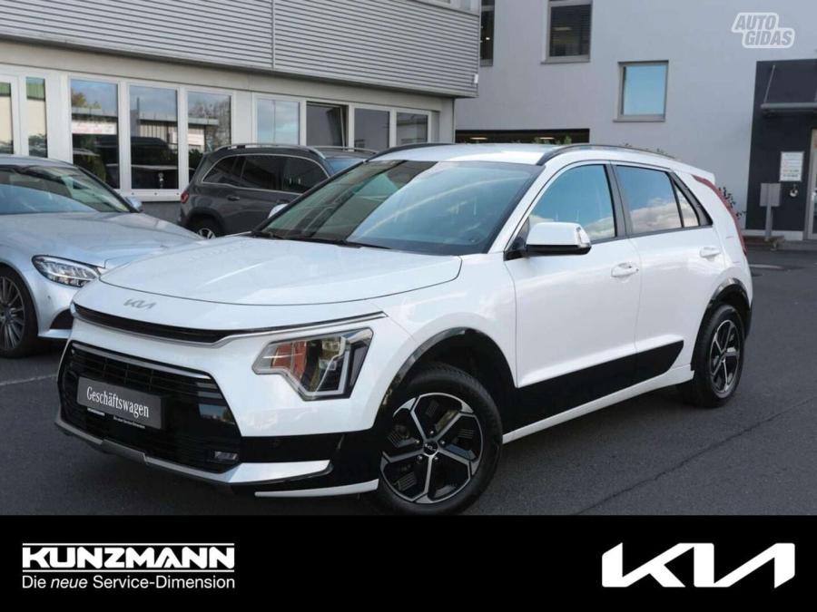 White Kia Niro 2023 in Kaunas, with an engine capacity of 1.60 L and mileage of 34 thousand km for 25366 €, photo 1 on AUTOMOTO.COM.LV
