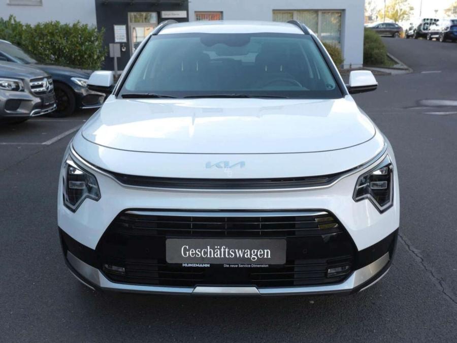 White Kia Niro 2023 in Kaunas, with an engine capacity of 1.60 L and mileage of 34 thousand km for 25366 €, photo 2 on AUTOMOTO.COM.LV