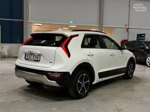 White Kia Niro 2023 in Kaunas, with an engine capacity of 0.00 L and mileage of 97 thousand km for 26524 €, photo 3 on AUTOMOTO.COM.LV