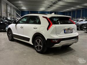 White Kia Niro 2023 in Kaunas, with an engine capacity of 0.00 L and mileage of 97 thousand km for 26524 €, photo 5 on AUTOMOTO.COM.LV