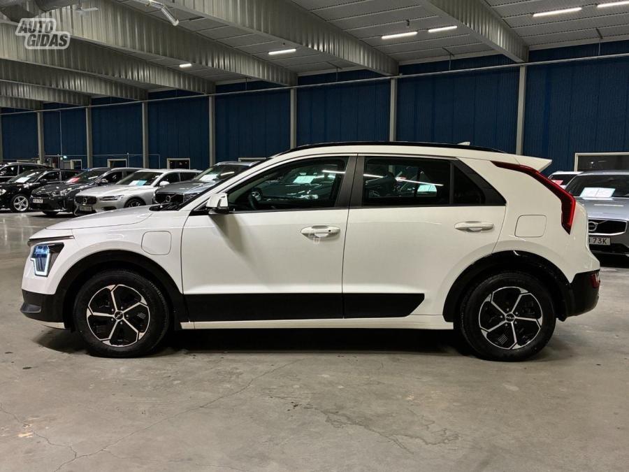White Kia Niro 2023 in Kaunas, with an engine capacity of 0.00 L and mileage of 97 thousand km for 26524 €, photo 6 on AUTOMOTO.COM.LV