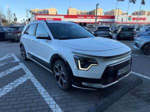 White Kia Niro 2023 in Vilnius, with an engine capacity of 1.58 L and mileage of 52 thousand km for 23500 €, photo 2 on AUTOMOTO.COM.LV