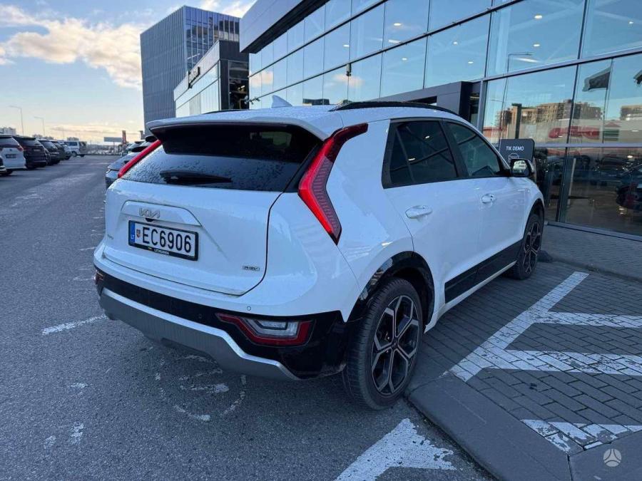 White Kia Niro 2023 in Vilnius, with an engine capacity of 1.58 L and mileage of 52 thousand km for 23500 €, photo 4 on AUTOMOTO.COM.LV