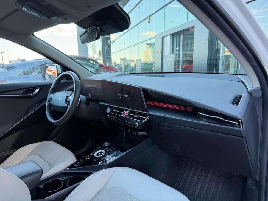 White Kia Niro 2023 in Vilnius, with an engine capacity of 1.58 L and mileage of 52 thousand km for 23500 €, photo 7 on AUTOMOTO.COM.LV