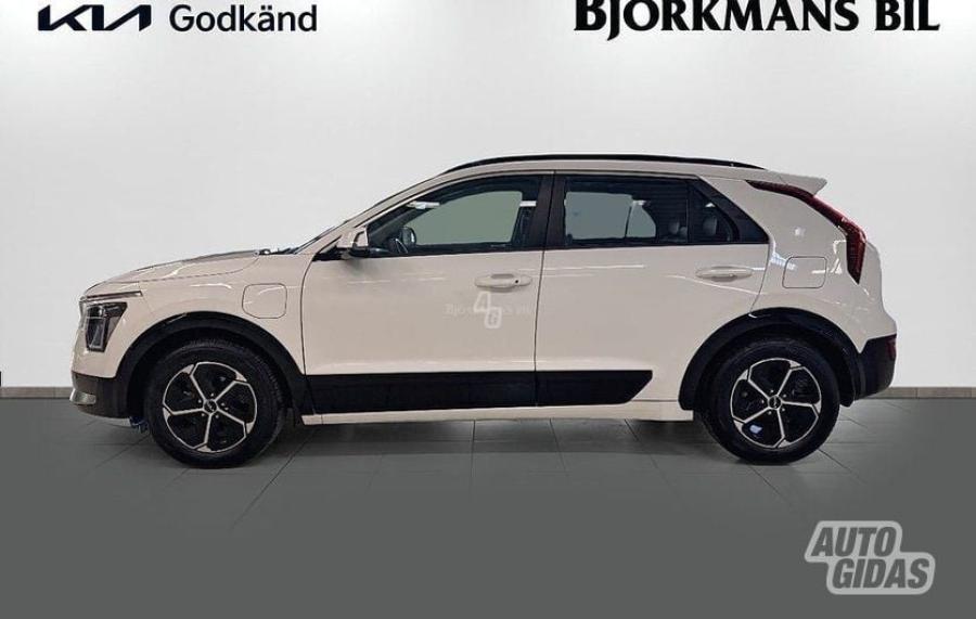 White Kia Niro 2023 in Kaunas, with an engine capacity of 0.00 L and mileage of 25 thousand km for 31189 €, photo 4 on AUTOMOTO.COM.LV