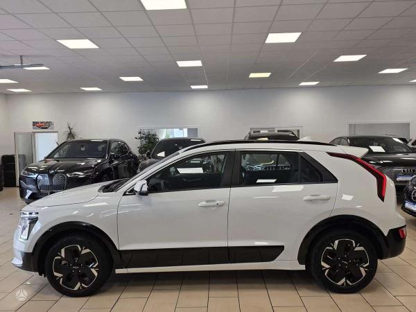 White Kia Niro 2023 in Vilnius, with an engine capacity of 0.00 L and mileage of 19 thousand km for 28435 €, photo 2 on AUTOMOTO.COM.LV