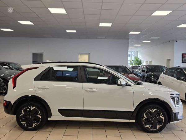 White Kia Niro 2023 in Vilnius, with an engine capacity of 0.00 L and mileage of 19 thousand km for 28435 €, photo 3 on AUTOMOTO.COM.LV