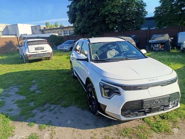 Balts Kia Niro 2023 Marijampole, ar dzinēja tilpumu 0.00 L un nobraukumu 100 tūkst. km par 19999 €, foto 10 vietnē AUTOMOTO.COM.LV