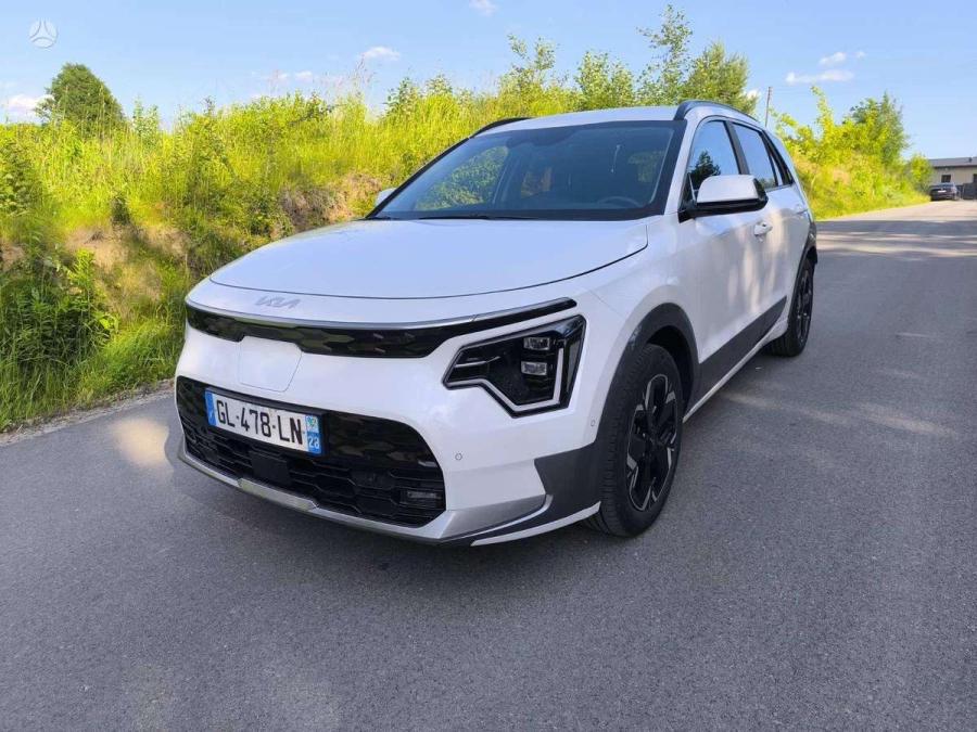 Белый Киа Niro 2023 в Вильнюс, объемом двигателя 0.00 л и пробегом 10 тыс. км за 24000 €, фото 1 на AUTOMOTO.COM.LV
