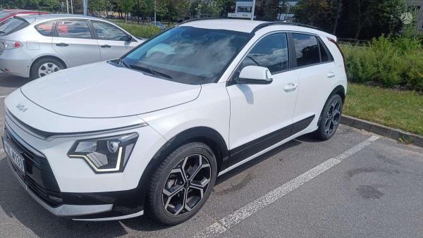 White Kia Niro 2023 in Vilnius, with an engine capacity of 1.58 L and mileage of 30 thousand km for 19900 €, photo 1 on AUTOMOTO.COM.LV