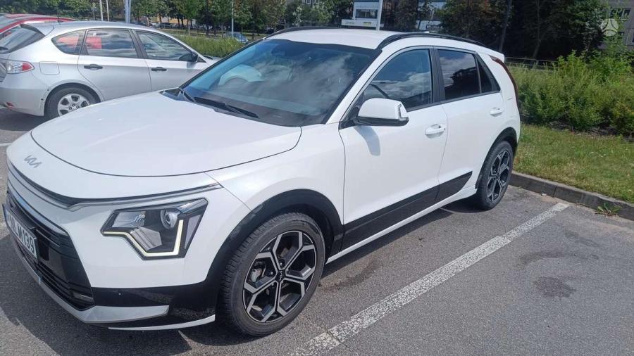Balts Kia Niro 2023 Viļņa, ar dzinēja tilpumu 1.58 L un nobraukumu 30 tūkst. km par 19900 €, foto 1 vietnē AUTOMOTO.COM.LV
