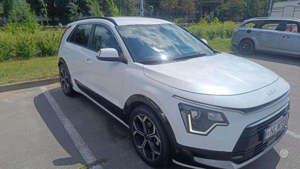White Kia Niro 2023 in Vilnius, with an engine capacity of 1.58 L and mileage of 30 thousand km for 19900 €, photo 2 on AUTOMOTO.COM.LV