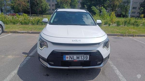 White Kia Niro 2023 in Vilnius, with an engine capacity of 1.58 L and mileage of 30 thousand km for 19900 €, photo 3 on AUTOMOTO.COM.LV