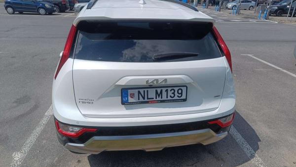 White Kia Niro 2023 in Vilnius, with an engine capacity of 1.58 L and mileage of 30 thousand km for 19900 €, photo 4 on AUTOMOTO.COM.LV