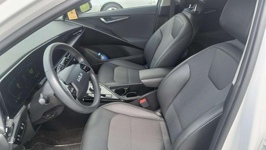 Balts Kia Niro 2023 Viļņa, ar dzinēja tilpumu 1.58 L un nobraukumu 30 tūkst. km par 19900 €, foto 7 vietnē AUTOMOTO.COM.LV