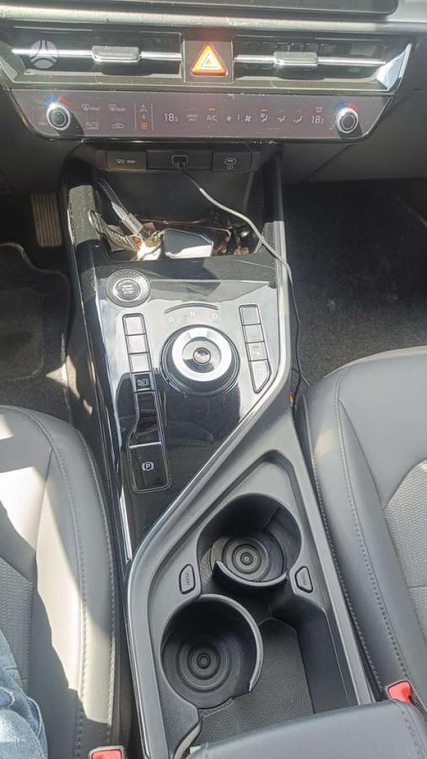White Kia Niro 2023 in Vilnius, with an engine capacity of 1.58 L and mileage of 30 thousand km for 19900 €, photo 9 on AUTOMOTO.COM.LV