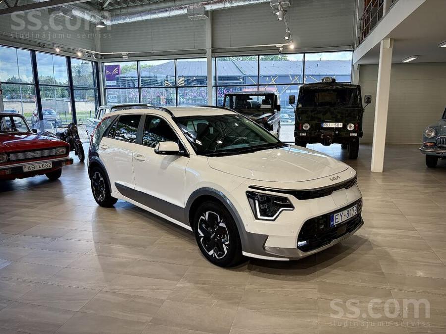 White Kia Niro 2023 in Dobele, with an engine capacity of 0.00 L and mileage of 10 thousand km for 27350 €, photo 1 on AUTOMOTO.COM.LV
