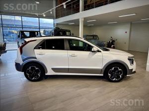 White Kia Niro 2023 in Dobele, with an engine capacity of 0.00 L and mileage of 10 thousand km for 27350 €, photo 3 on AUTOMOTO.COM.LV