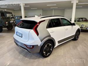 White Kia Niro 2023 in Dobele, with an engine capacity of 0.00 L and mileage of 10 thousand km for 27350 €, photo 4 on AUTOMOTO.COM.LV
