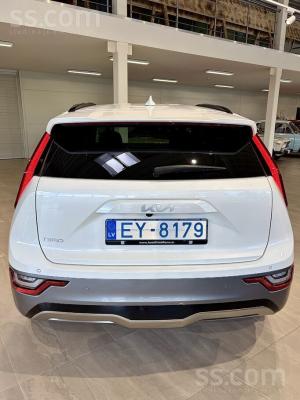 White Kia Niro 2023 in Dobele, with an engine capacity of 0.00 L and mileage of 10 thousand km for 27350 €, photo 5 on AUTOMOTO.COM.LV