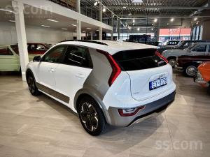White Kia Niro 2023 in Dobele, with an engine capacity of 0.00 L and mileage of 10 thousand km for 27350 €, photo 6 on AUTOMOTO.COM.LV