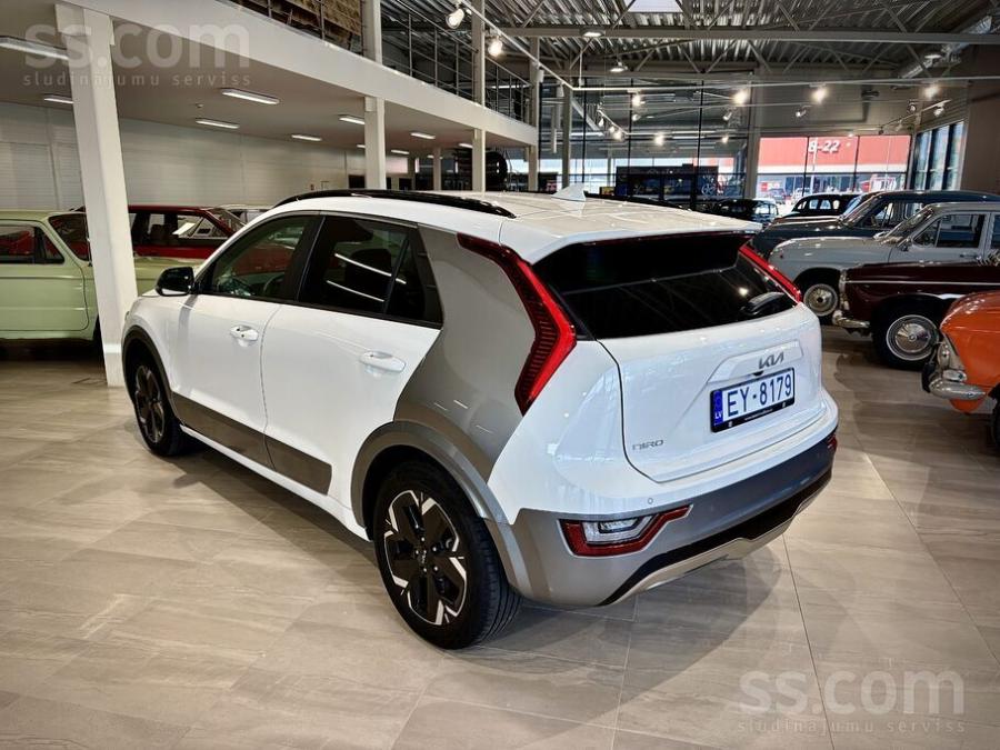 White Kia Niro 2023 in Dobele, with an engine capacity of 0.00 L and mileage of 10 thousand km for 27350 €, photo 6 on AUTOMOTO.COM.LV