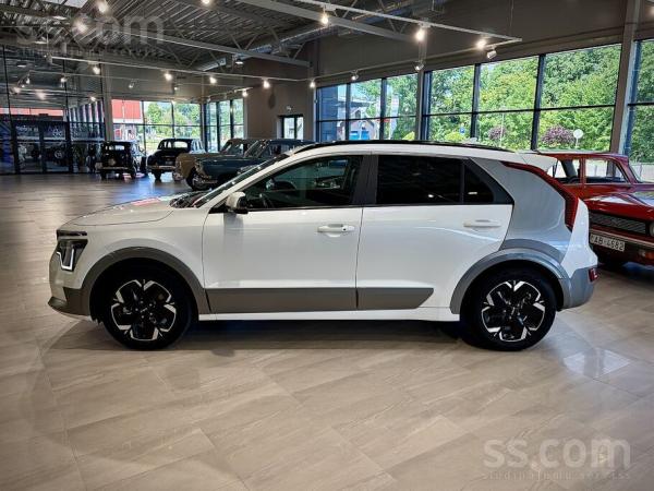 White Kia Niro 2023 in Dobele, with an engine capacity of 0.00 L and mileage of 10 thousand km for 27350 €, photo 6 on AUTOMOTO.COM.LV