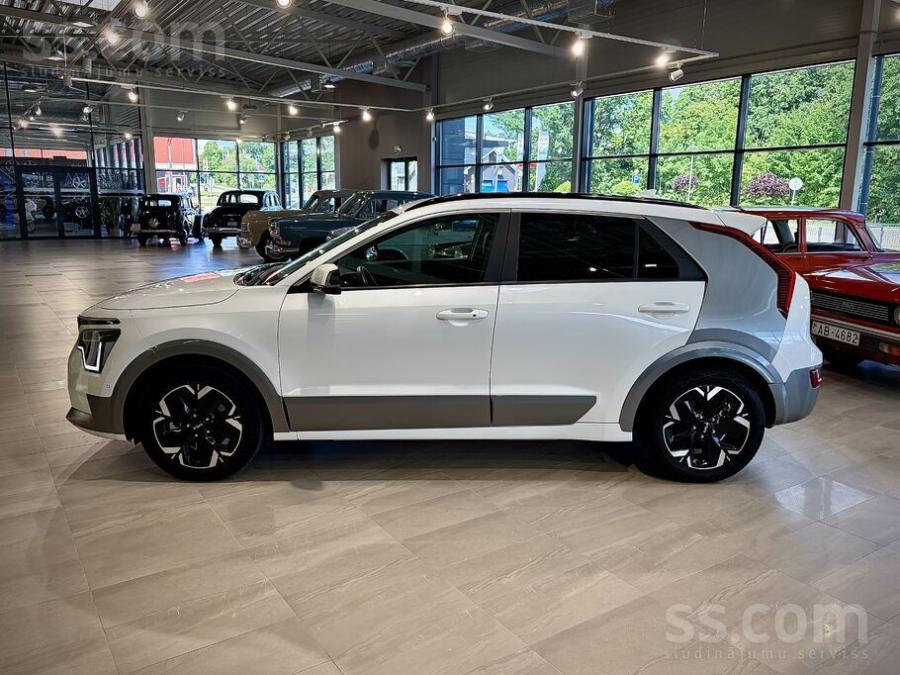 White Kia Niro 2023 in Dobele, with an engine capacity of 0.00 L and mileage of 10 thousand km for 27350 €, photo 7 on AUTOMOTO.COM.LV