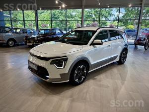 White Kia Niro 2023 in Dobele, with an engine capacity of 0.00 L and mileage of 10 thousand km for 27350 €, photo 8 on AUTOMOTO.COM.LV