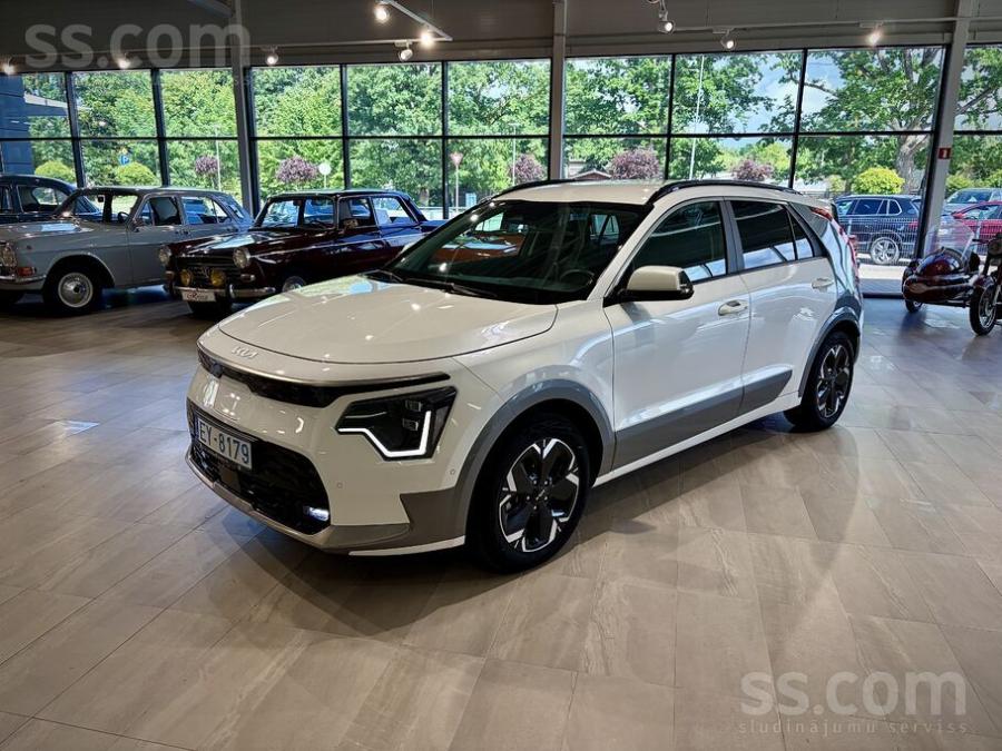 White Kia Niro 2023 in Dobele, with an engine capacity of 0.00 L and mileage of 10 thousand km for 27350 €, photo 8 on AUTOMOTO.COM.LV