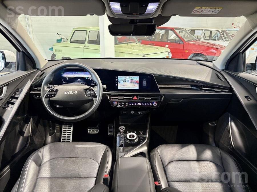White Kia Niro 2023 in Dobele, with an engine capacity of 0.00 L and mileage of 10 thousand km for 27350 €, photo 10 on AUTOMOTO.COM.LV